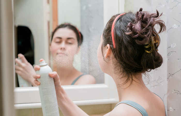 Polvo contra Spray fijador: ¿cuál es la mejor solución?